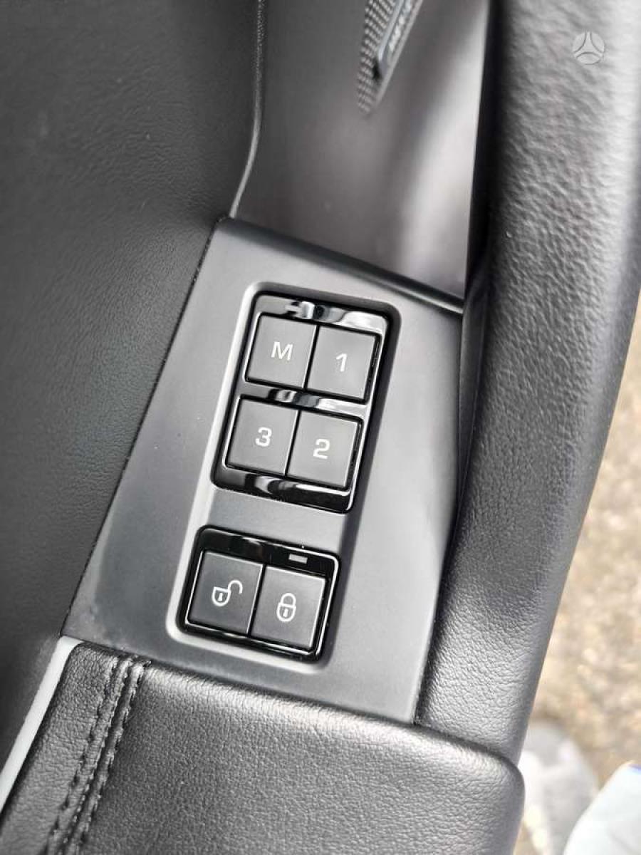 Black Jaguar F-Pace 2016 in Vilnius, with an engine capacity of 2.00 L and mileage of 157 thousand km for 13900 €, photo 23 on AUTOMOTO.COM.LV