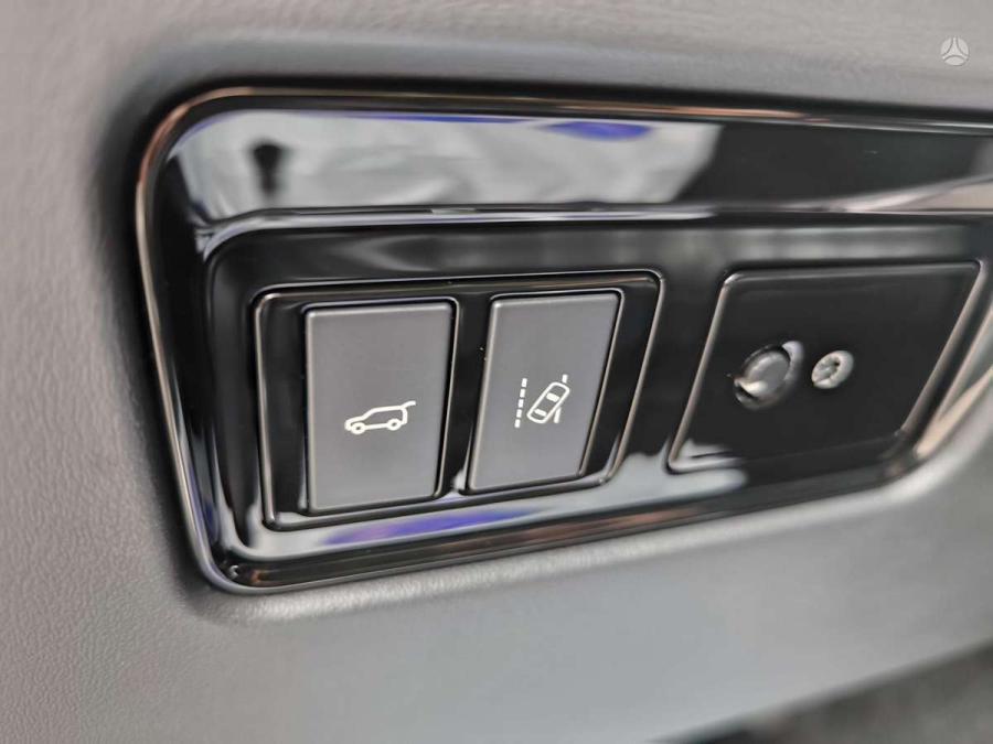 Black Jaguar F-Pace 2016 in Vilnius, with an engine capacity of 2.00 L and mileage of 157 thousand km for 13900 €, photo 24 on AUTOMOTO.COM.LV