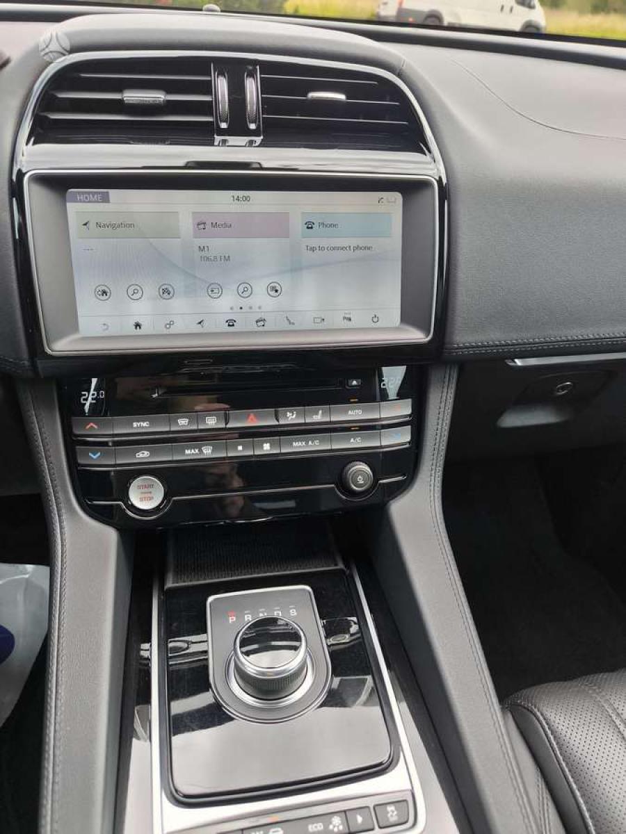 Black Jaguar F-Pace 2016 in Vilnius, with an engine capacity of 2.00 L and mileage of 157 thousand km for 13900 €, photo 26 on AUTOMOTO.COM.LV
