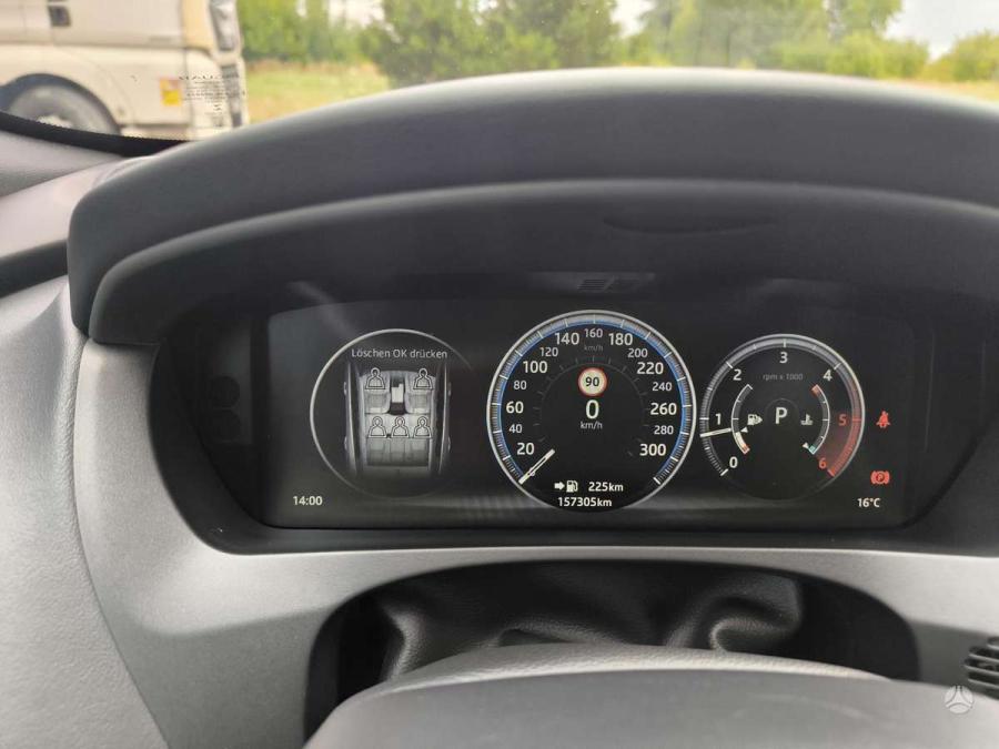 Black Jaguar F-Pace 2016 in Vilnius, with an engine capacity of 2.00 L and mileage of 157 thousand km for 13900 €, photo 27 on AUTOMOTO.COM.LV