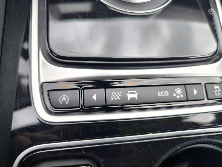 Black Jaguar F-Pace 2016 in Vilnius, with an engine capacity of 2.00 L and mileage of 157 thousand km for 13900 €, photo 28 on AUTOMOTO.COM.LV
