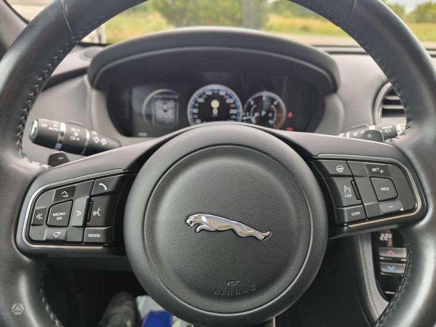 Black Jaguar F-Pace 2016 in Vilnius, with an engine capacity of 2.00 L and mileage of 157 thousand km for 13900 €, photo 30 on AUTOMOTO.COM.LV