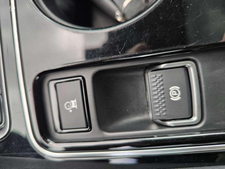 Black Jaguar F-Pace 2016 in Vilnius, with an engine capacity of 2.00 L and mileage of 157 thousand km for 13900 €, photo 31 on AUTOMOTO.COM.LV