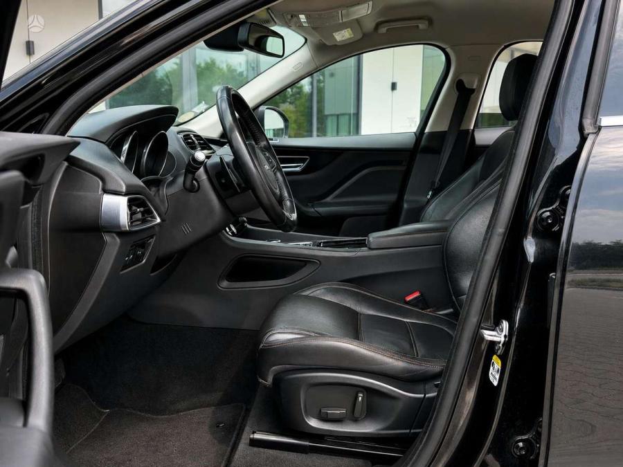 Melns Jaguar F-Pace 2016 Viļņa, ar dzinēja tilpumu 2.00 L un nobraukumu 155 tūkst. km par 11900 €, foto 14 vietnē AUTOMOTO.COM.LV