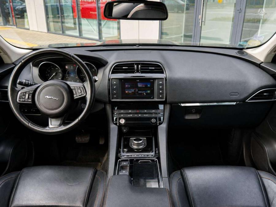Melns Jaguar F-Pace 2016 Viļņa, ar dzinēja tilpumu 2.00 L un nobraukumu 155 tūkst. km par 11900 €, foto 15 vietnē AUTOMOTO.COM.LV