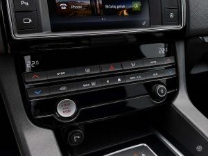 Melns Jaguar F-Pace 2016 Viļņa, ar dzinēja tilpumu 2.00 L un nobraukumu 155 tūkst. km par 11900 €, foto 25 vietnē AUTOMOTO.COM.LV