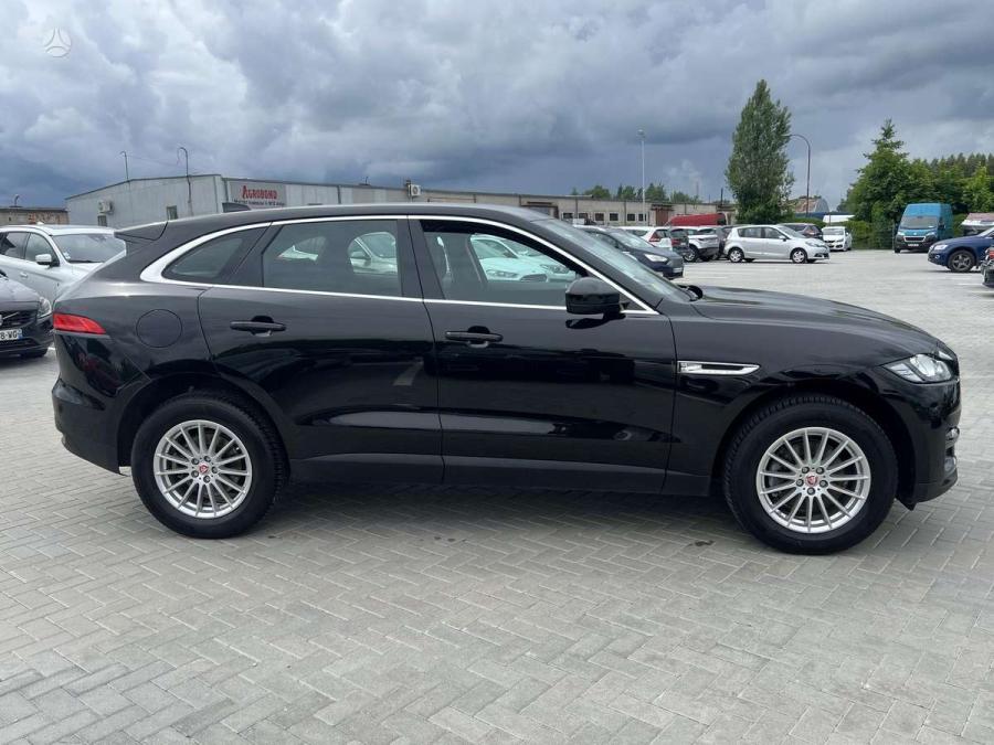 Black Jaguar F-Pace 2016 in Taurage, with an engine capacity of 2.00 L and mileage of 162 thousand km for 10300 €, photo 5 on AUTOMOTO.COM.LV