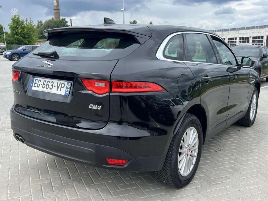 Black Jaguar F-Pace 2016 in Taurage, with an engine capacity of 2.00 L and mileage of 162 thousand km for 10300 €, photo 6 on AUTOMOTO.COM.LV