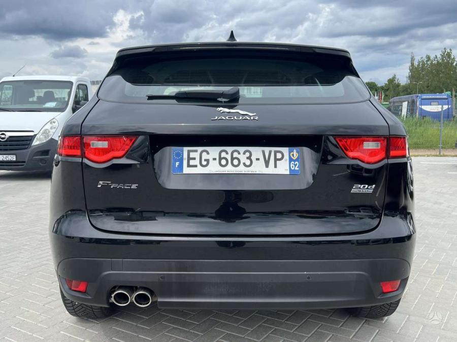 Black Jaguar F-Pace 2016 in Taurage, with an engine capacity of 2.00 L and mileage of 162 thousand km for 10300 €, photo 7 on AUTOMOTO.COM.LV