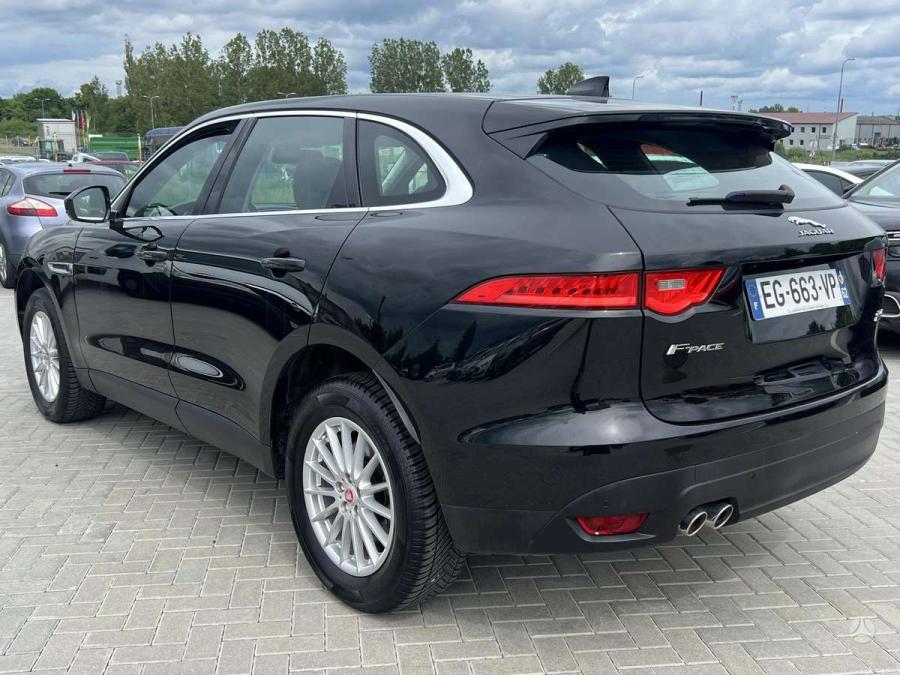 Black Jaguar F-Pace 2016 in Taurage, with an engine capacity of 2.00 L and mileage of 162 thousand km for 10300 €, photo 8 on AUTOMOTO.COM.LV