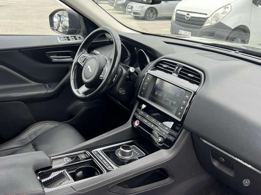 Black Jaguar F-Pace 2016 in Taurage, with an engine capacity of 2.00 L and mileage of 162 thousand km for 10300 €, photo 10 on AUTOMOTO.COM.LV