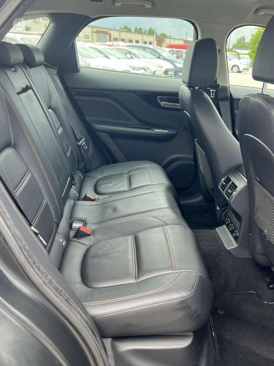 Black Jaguar F-Pace 2016 in Taurage, with an engine capacity of 2.00 L and mileage of 162 thousand km for 10300 €, photo 12 on AUTOMOTO.COM.LV