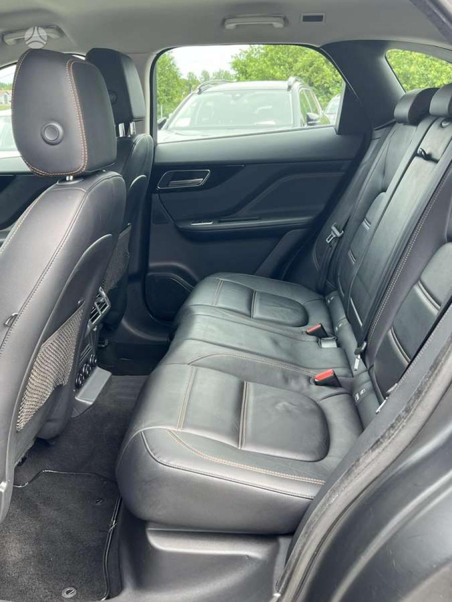 Black Jaguar F-Pace 2016 in Taurage, with an engine capacity of 2.00 L and mileage of 162 thousand km for 10300 €, photo 13 on AUTOMOTO.COM.LV