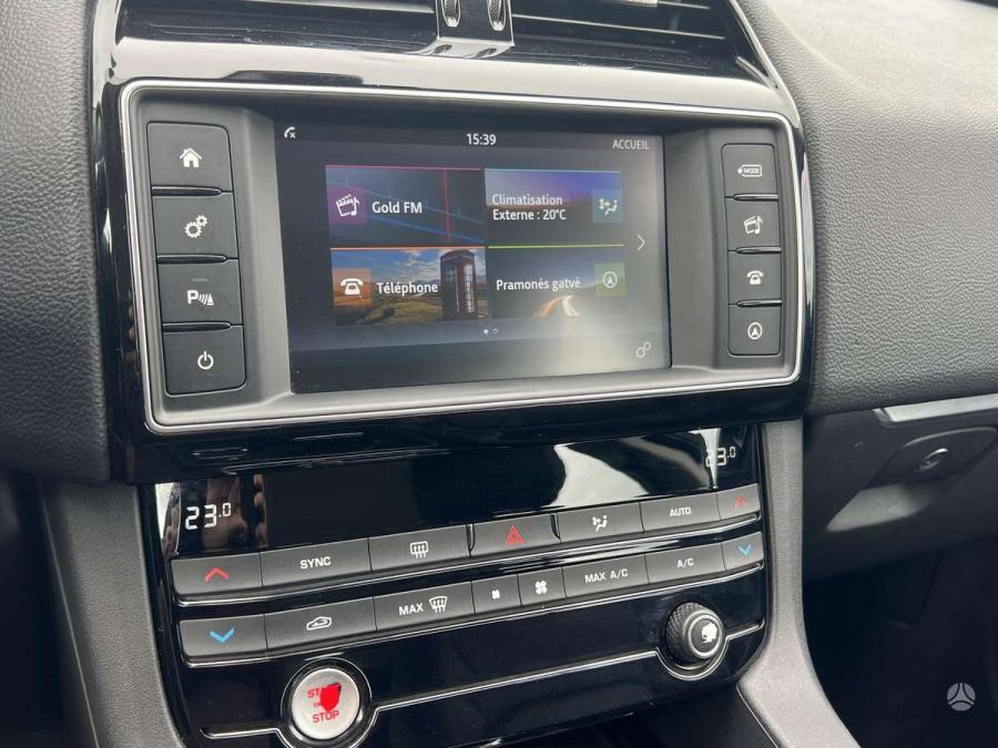 Black Jaguar F-Pace 2016 in Taurage, with an engine capacity of 2.00 L and mileage of 162 thousand km for 10300 €, photo 15 on AUTOMOTO.COM.LV