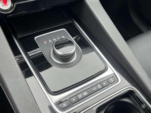 Black Jaguar F-Pace 2016 in Taurage, with an engine capacity of 2.00 L and mileage of 162 thousand km for 10300 €, photo 16 on AUTOMOTO.COM.LV