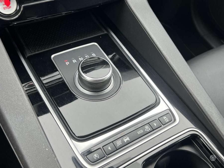 Black Jaguar F-Pace 2016 in Taurage, with an engine capacity of 2.00 L and mileage of 162 thousand km for 10300 €, photo 16 on AUTOMOTO.COM.LV