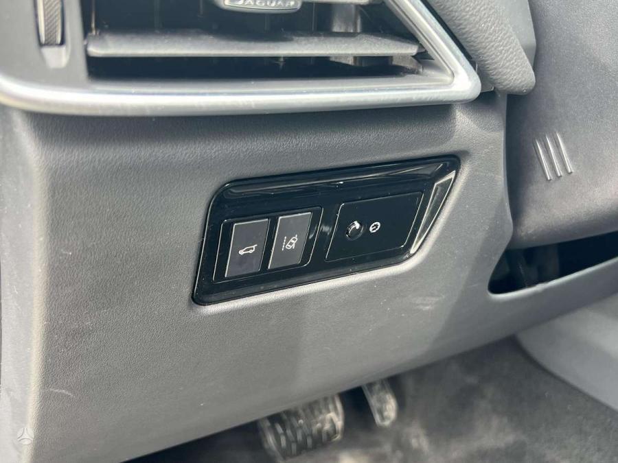 Black Jaguar F-Pace 2016 in Taurage, with an engine capacity of 2.00 L and mileage of 162 thousand km for 10300 €, photo 17 on AUTOMOTO.COM.LV