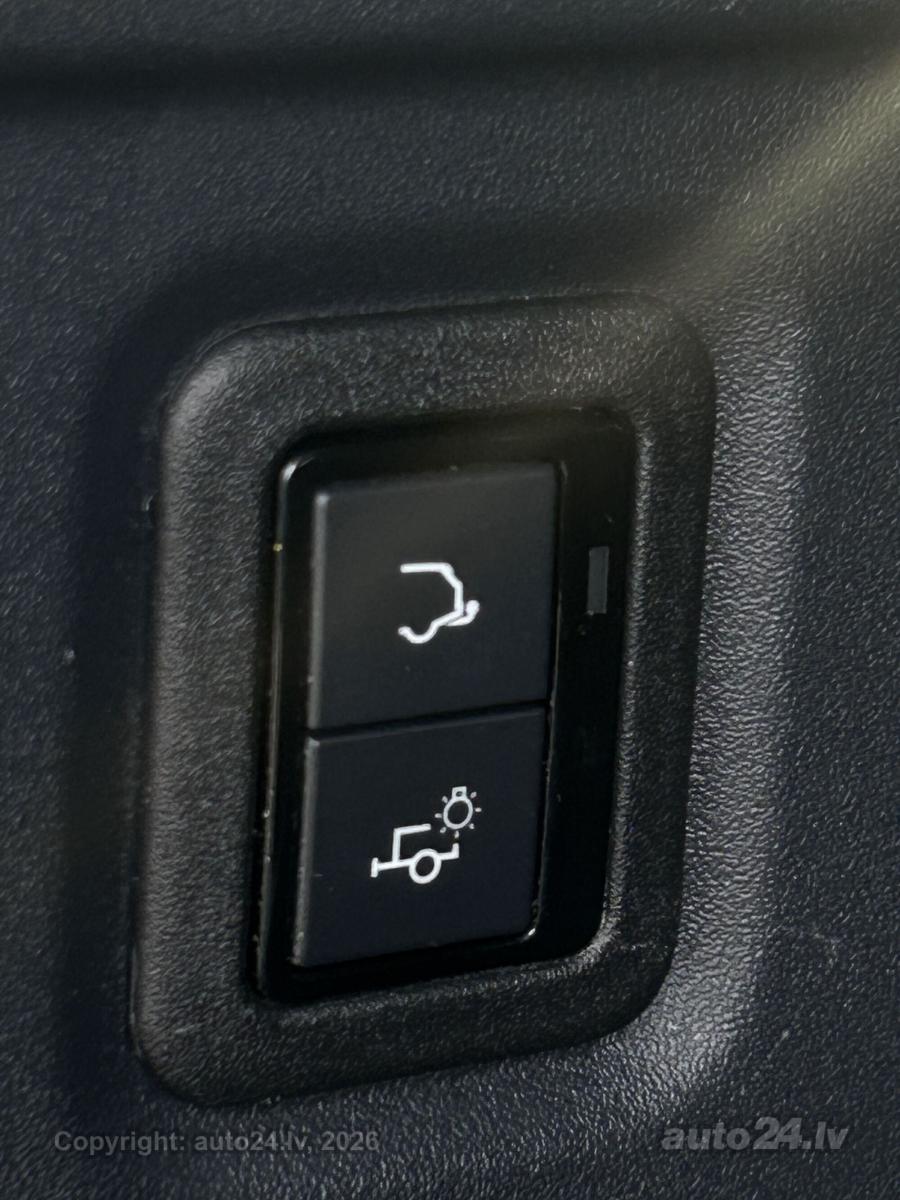Black Jaguar F-Pace 2016 in Tallinn, with an engine capacity of 3.00 L and mileage of 220 thousand km for 19000 €, photo 11 on AUTOMOTO.COM.LV
