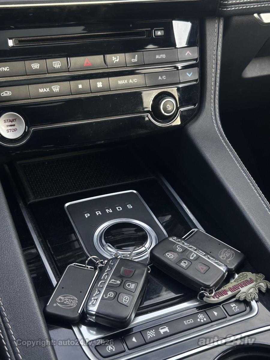 Black Jaguar F-Pace 2016 in Tallinn, with an engine capacity of 3.00 L and mileage of 220 thousand km for 19000 €, photo 12 on AUTOMOTO.COM.LV