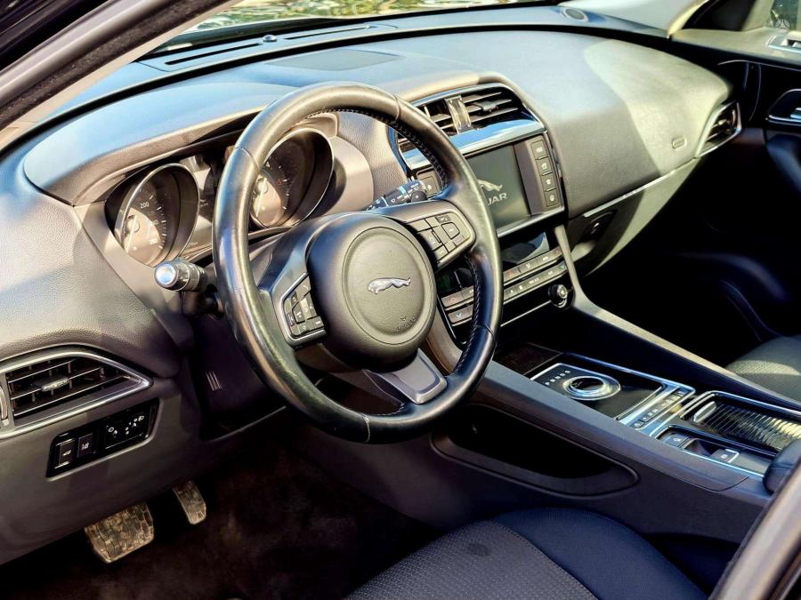 Melns Jaguar F-Pace 2016 Tauragė, ar dzinēja tilpumu 2.00 L un nobraukumu 207 tūkst. km par 7900 €, foto 18 vietnē AUTOMOTO.COM.LV