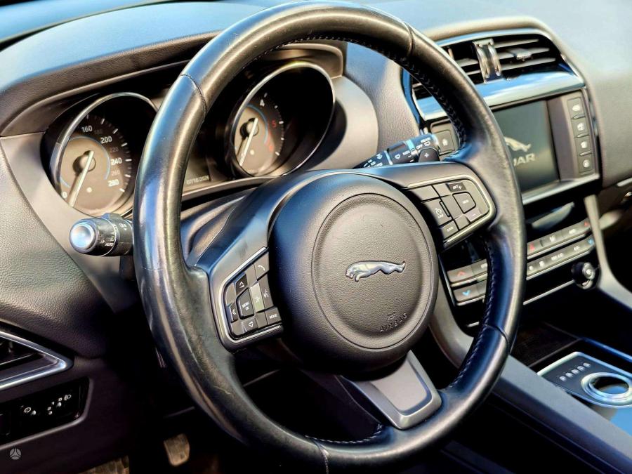 Melns Jaguar F-Pace 2016 Tauragė, ar dzinēja tilpumu 2.00 L un nobraukumu 207 tūkst. km par 7900 €, foto 19 vietnē AUTOMOTO.COM.LV