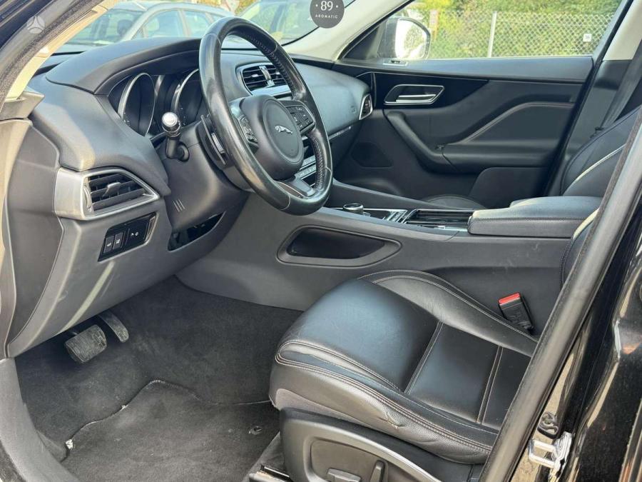 Black Jaguar F-Pace 2016 in Taurage, with an engine capacity of 2.00 L and mileage of 163 thousand km for 9999 €, photo 7 on AUTOMOTO.COM.LV