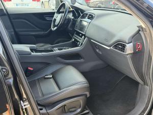 Black Jaguar F-Pace 2016 in Taurage, with an engine capacity of 2.00 L and mileage of 163 thousand km for 9999 €, photo 9 on AUTOMOTO.COM.LV