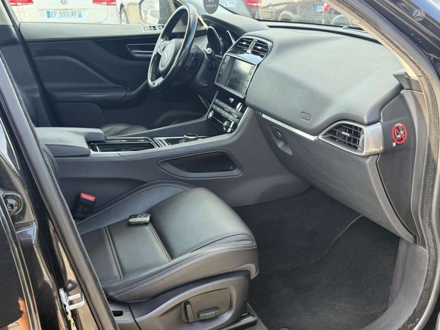 Black Jaguar F-Pace 2016 in Taurage, with an engine capacity of 2.00 L and mileage of 163 thousand km for 9999 €, photo 9 on AUTOMOTO.COM.LV
