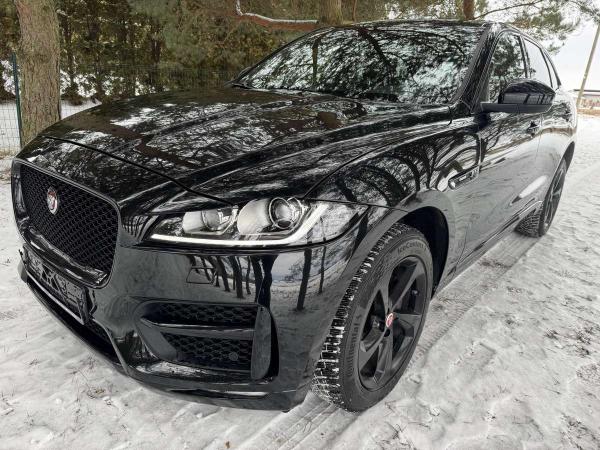 Black Jaguar F-Pace 2017 in Alytus, with an engine capacity of 2.00 L and mileage of 137 thousand km for 11999 €, photo 5 on AUTOMOTO.COM.LV