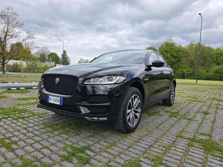 Black Jaguar F-Pace 2017 in Kaunas, with an engine capacity of 2.00 L and mileage of 170 thousand km for 13500 €, photo 3 on AUTOMOTO.COM.LV