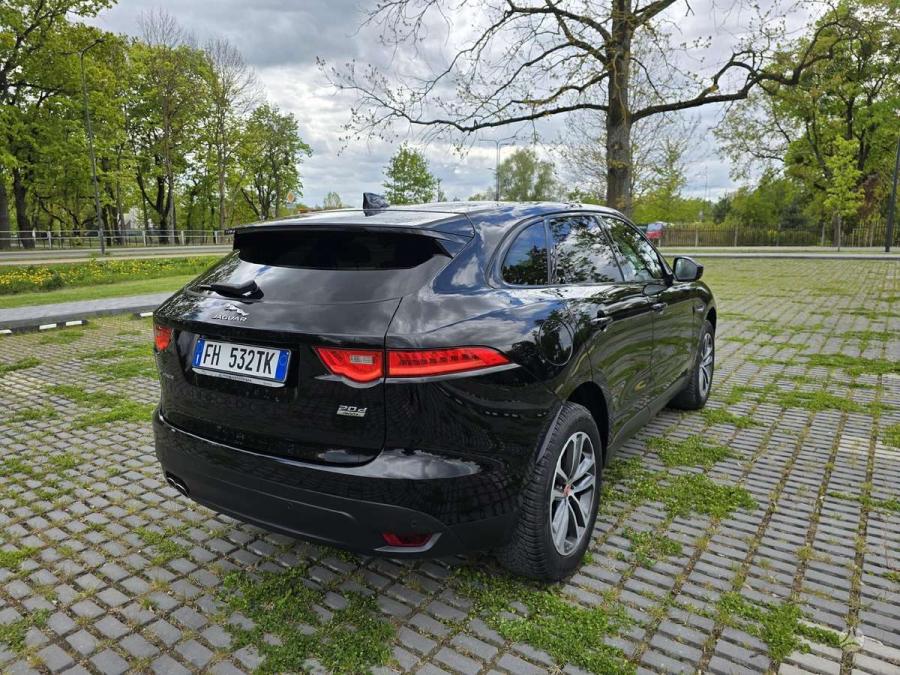 Black Jaguar F-Pace 2017 in Kaunas, with an engine capacity of 2.00 L and mileage of 170 thousand km for 13500 €, photo 7 on AUTOMOTO.COM.LV