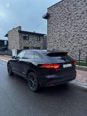 Black Jaguar F-Pace 2017 in Kaunas, with an engine capacity of 2.00 L and mileage of 242 thousand km for 10000 €, photo 4 on AUTOMOTO.COM.LV