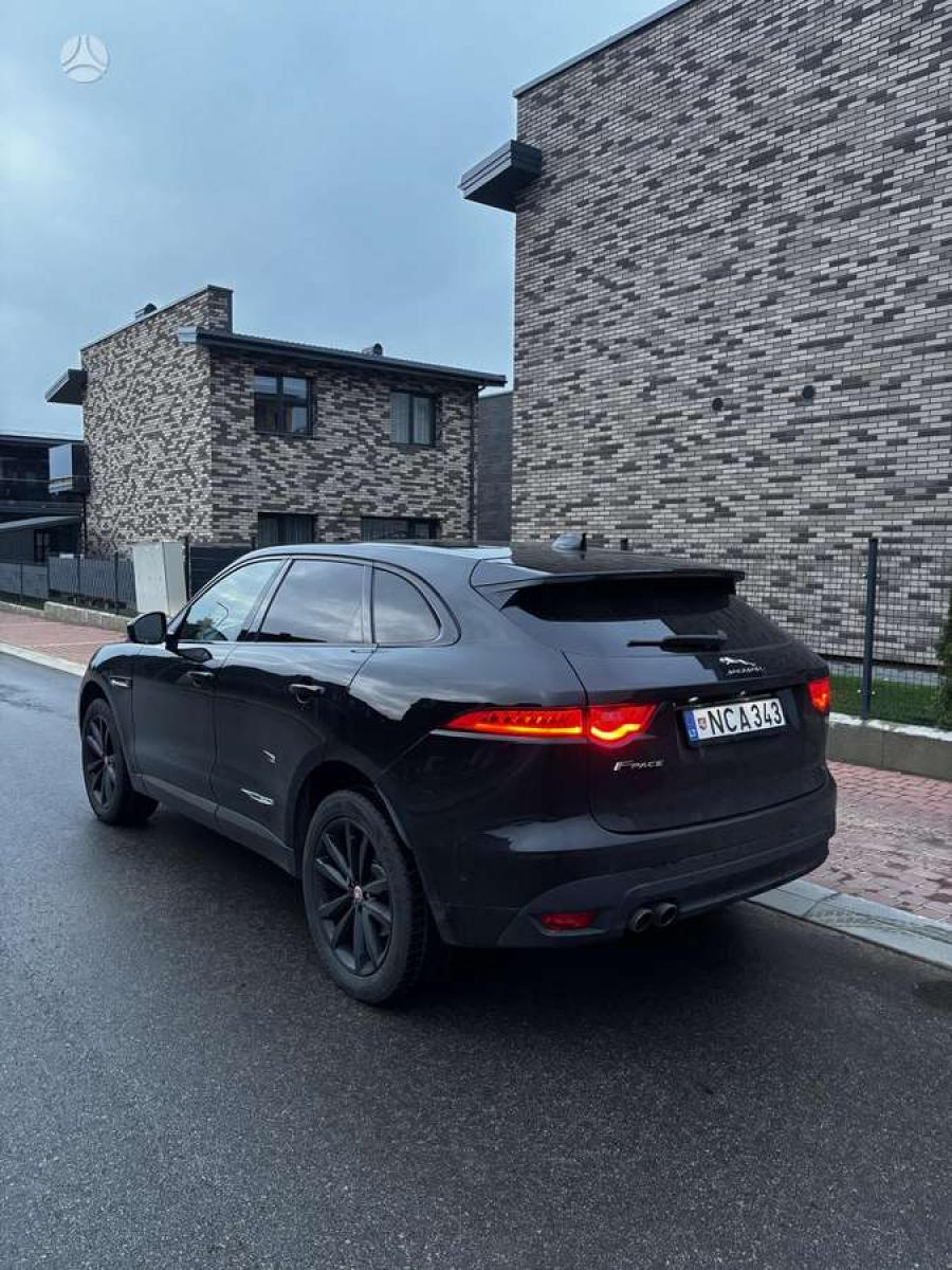 Black Jaguar F-Pace 2017 in Kaunas, with an engine capacity of 2.00 L and mileage of 242 thousand km for 10000 €, photo 4 on AUTOMOTO.COM.LV