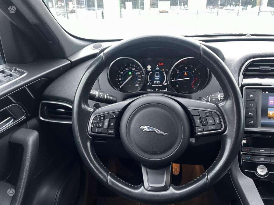 Black Jaguar F-Pace 2017 in Kaunas, with an engine capacity of 2.00 L and mileage of 242 thousand km for 10000 €, photo 17 on AUTOMOTO.COM.LV