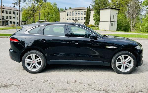 Black Jaguar F-Pace 2017 in Riga, with an engine capacity of 2.00 L and mileage of 250 thousand km for 16200 €, photo 4 on AUTOMOTO.COM.LV