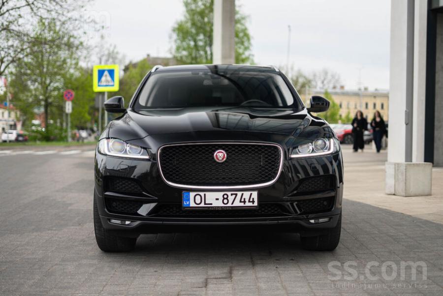 Black Jaguar F-Pace 2017 in Riga, with an engine capacity of 2.00 L and mileage of 214 thousand km for 13990 €, photo 5 on AUTOMOTO.COM.LV