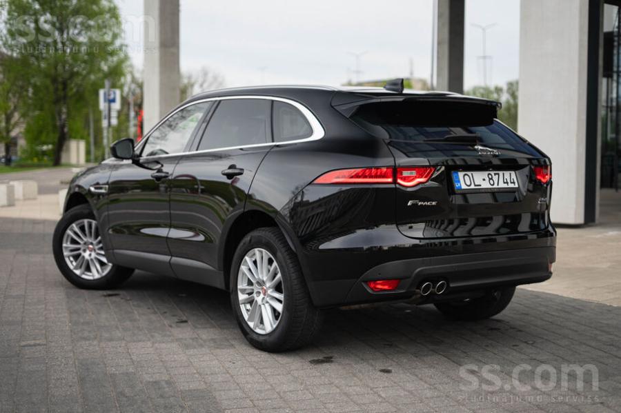 Black Jaguar F-Pace 2017 in Riga, with an engine capacity of 2.00 L and mileage of 214 thousand km for 13990 €, photo 6 on AUTOMOTO.COM.LV