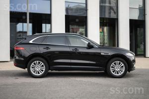 Black Jaguar F-Pace 2017 in Riga, with an engine capacity of 2.00 L and mileage of 214 thousand km for 13990 €, photo 8 on AUTOMOTO.COM.LV