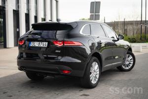 Black Jaguar F-Pace 2017 in Riga, with an engine capacity of 2.00 L and mileage of 214 thousand km for 13990 €, photo 9 on AUTOMOTO.COM.LV