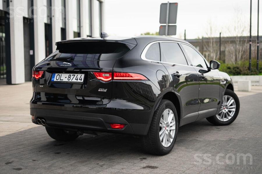 Black Jaguar F-Pace 2017 in Riga, with an engine capacity of 2.00 L and mileage of 214 thousand km for 13990 €, photo 9 on AUTOMOTO.COM.LV