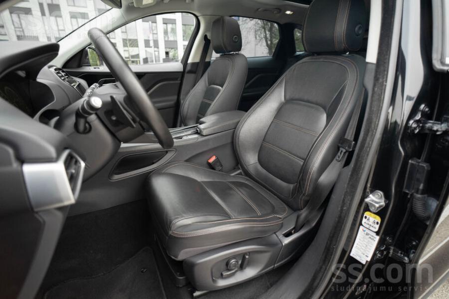 Black Jaguar F-Pace 2017 in Riga, with an engine capacity of 2.00 L and mileage of 214 thousand km for 13990 €, photo 13 on AUTOMOTO.COM.LV