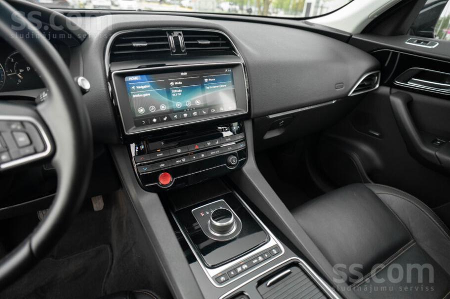 Black Jaguar F-Pace 2017 in Riga, with an engine capacity of 2.00 L and mileage of 214 thousand km for 13990 €, photo 14 on AUTOMOTO.COM.LV