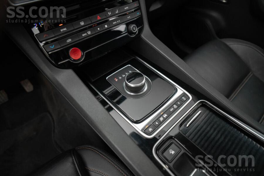 Black Jaguar F-Pace 2017 in Riga, with an engine capacity of 2.00 L and mileage of 214 thousand km for 13990 €, photo 15 on AUTOMOTO.COM.LV