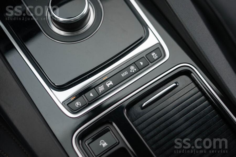Black Jaguar F-Pace 2017 in Riga, with an engine capacity of 2.00 L and mileage of 214 thousand km for 13990 €, photo 23 on AUTOMOTO.COM.LV