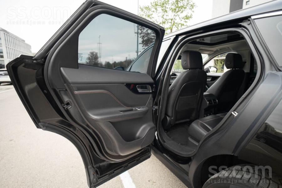Black Jaguar F-Pace 2017 in Riga, with an engine capacity of 2.00 L and mileage of 214 thousand km for 13990 €, photo 34 on AUTOMOTO.COM.LV