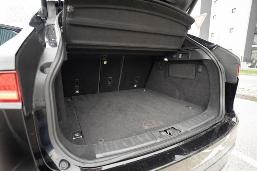 Black Jaguar F-Pace 2017 in Riga, with an engine capacity of 2.00 L and mileage of 214 thousand km for 13990 €, photo 35 on AUTOMOTO.COM.LV