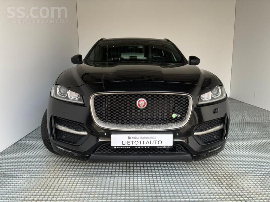 Black Jaguar F-Pace 2017 in Riga, with an engine capacity of 2.00 L and mileage of 192 thousand km for 10550 €, photo 3 on AUTOMOTO.COM.LV