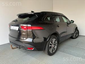 Black Jaguar F-Pace 2017 in Riga, with an engine capacity of 2.00 L and mileage of 192 thousand km for 10550 €, photo 4 on AUTOMOTO.COM.LV