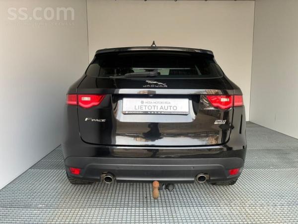 Melns Jaguar F-Pace 2017 Rīga, ar dzinēja tilpumu 2.00 L un nobraukumu 192 tūkst. km par 10550 €, foto 4 vietnē AUTOMOTO.COM.LV