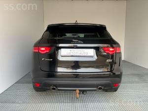 Black Jaguar F-Pace 2017 in Riga, with an engine capacity of 2.00 L and mileage of 192 thousand km for 10550 €, photo 5 on AUTOMOTO.COM.LV